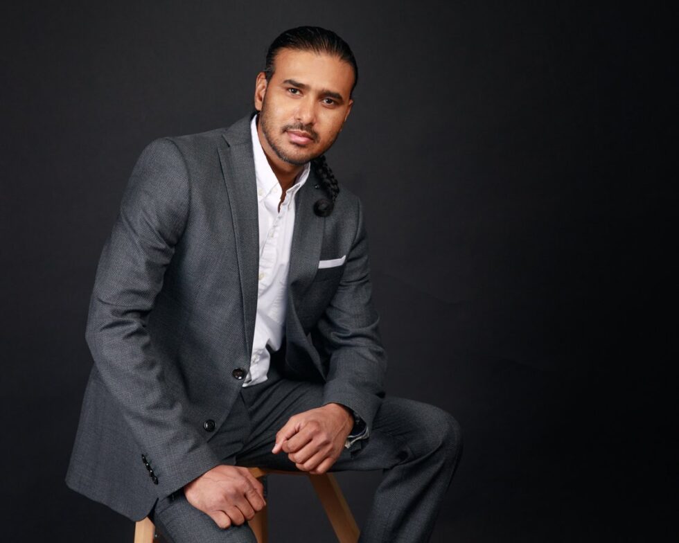 Best LinkedIn Photo Poses – How To Look Confident & Approachable ...